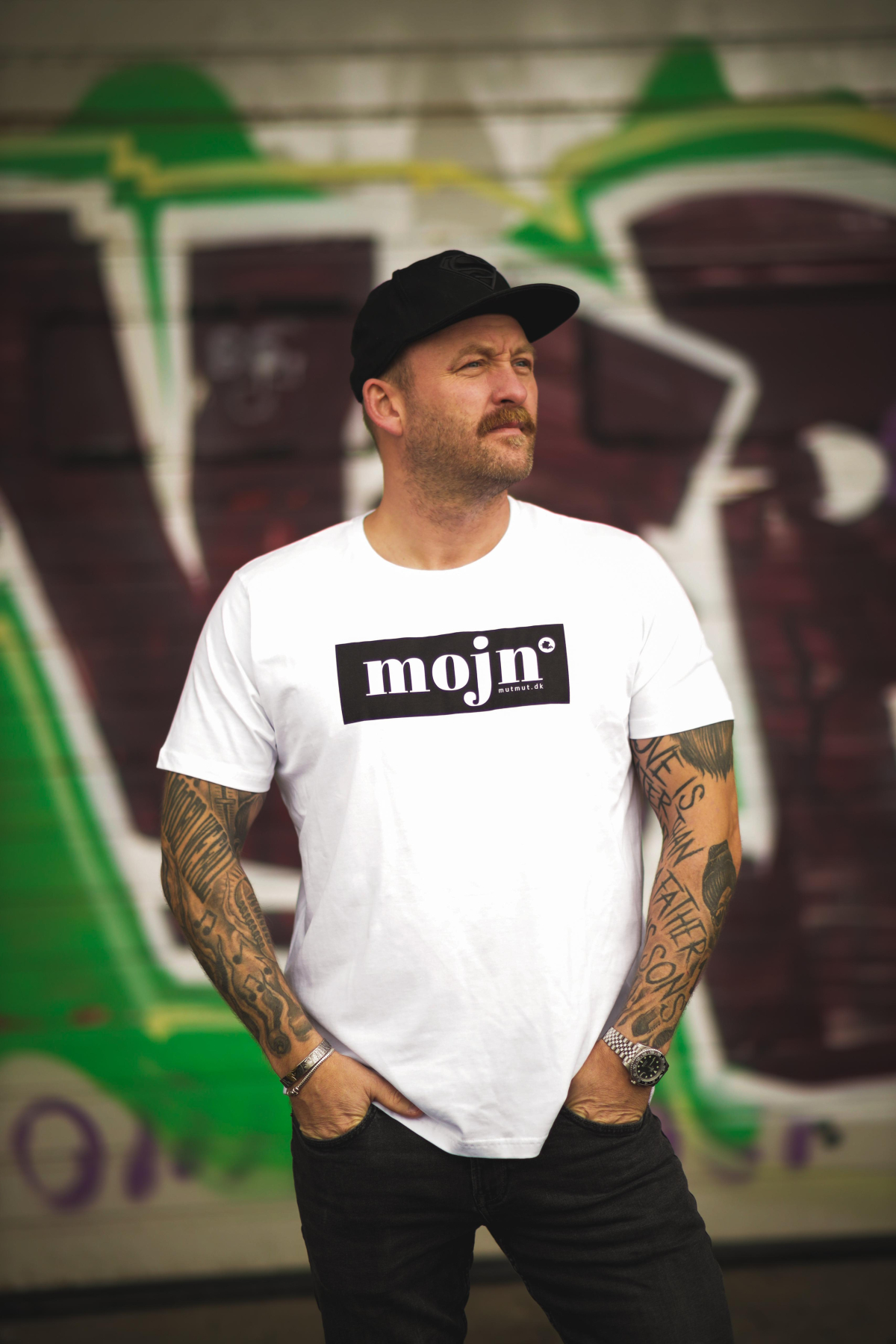 MOJN hvid t-shirt med sort tryk - Tøj - mutmut.dk